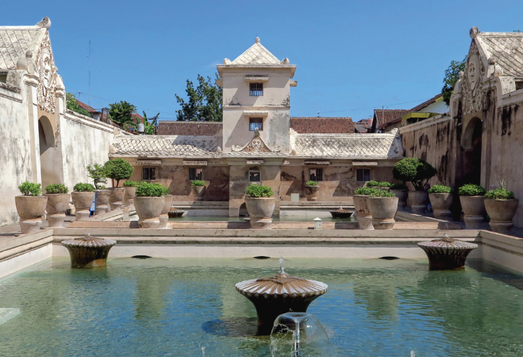 Sultan-builders and architectural innovations in Java during the early ...